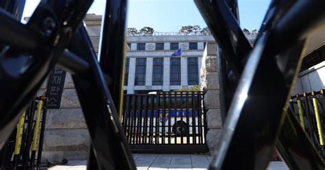 헌법재판소 앞 경찰 바리케이드 부순 40대 남성 붙잡혀