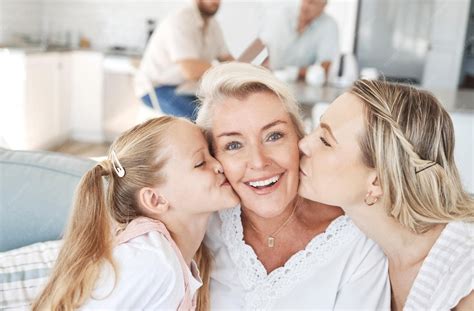 Oma Familie En Kind Geven Een Kus Op De Wang En Senior Vrouw Met Glimlach Zittend Met Moeder En