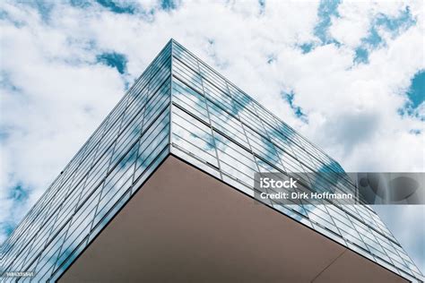 현대 건축의 유리와 강철로 만들어진 외부 외관의 추상적인 부분 보기 0명에 대한 스톡 사진 및 기타 이미지 0명 가득 찬