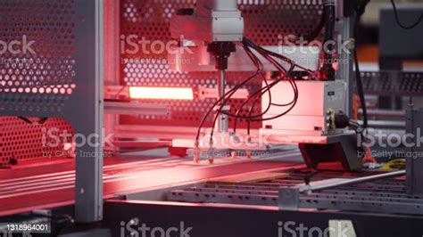 골판지 상자의 현대 자동 기계 라인 종이에서 골판지 상자의 생산에 대한 컨베이어 라인 골판지의 접착 0명에 대한 스톡 사진 및 기타 이미지 Istock