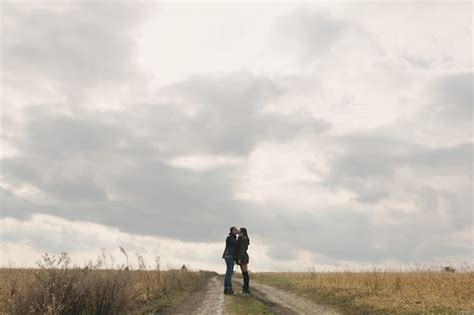 Jovem Casal Elegante Moderno Ao Ar Livre Casal Jovem Romântico