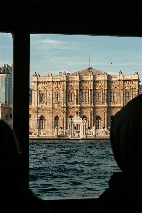 강가 건물 외관 건축 관광 관광 명소 궁전 당당한 건물 도시 경관 도시 여행 도시 풍경 돌마 바흐 체 궁전 랜드마크 마린 뷰 만만한 곳 문화 유산