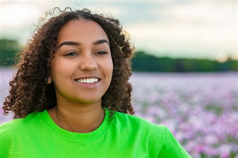 아프리카 계 미국인 이중 인종 젊은 여성 소녀 십대 꽃밭에서 14 15 살에 대한 스톡 사진 및 기타 이미지 14 15 살 T 셔츠 건초열 Istock