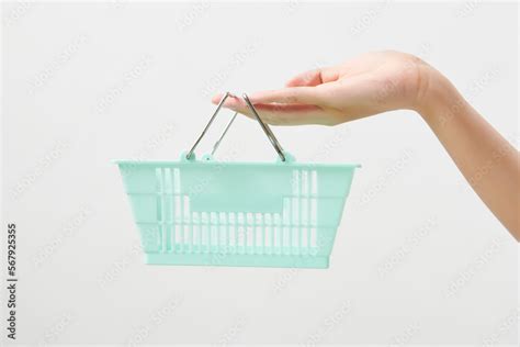 Foto De 소형 바구니를 들고 있는 여성의 손 Do Stock Adobe Stock