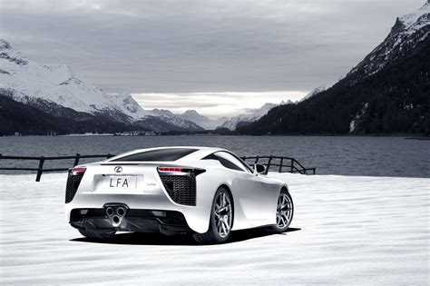 앞뒤 양 옆으로 비례와 균형이 마침 맞은 외관은 완벽하게 대칭을 이루는 자동차의 기하학적 아름다움을 내뿜고 있다 Lexus I Magazine Ver3 앱 다운로드