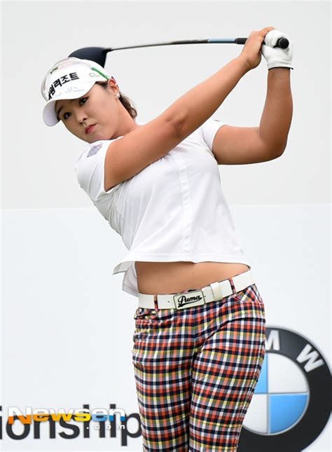 [포토엔]조윤지 배꼽 티샷