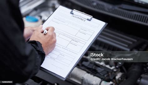 자동차 보험 규정 준수 유지 보수 및 엔진 제어를 위한 문서에 손과 사람이 작성합니다 차량 검사 및 남성 정비사 정보 또는 체크리스트 청구 또는 메모에 대한 종이 양식 30