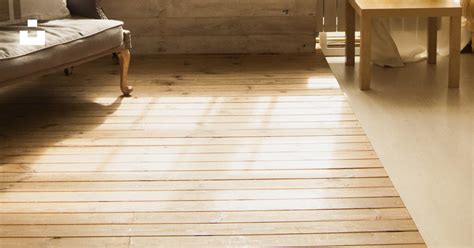 갈색 나무 커피 테이블 옆에 검은 가죽 소파 사진 Unsplash의 무료 실내 이미지