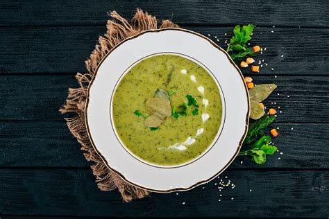 브로콜리와 완두콩과 그릇에 야채 수프 건강 한 음식입니다 에 검은 나무 배경 최고의 볼 수 있습니다 텍스트에 대 한 공간을 복사 합니다 미식가에 대한 스톡 사진 및 기타