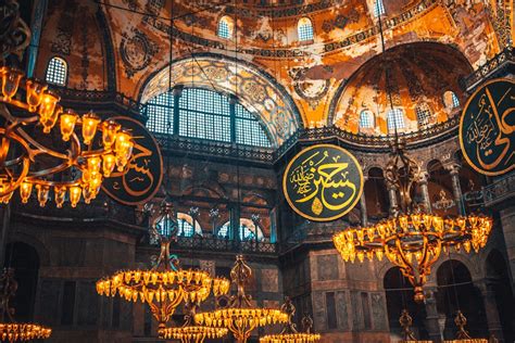 건물 내부의 금색과 검은 색 샹들리에 사진 Unsplash의 무료 Ayasofya Meydanı 이미지