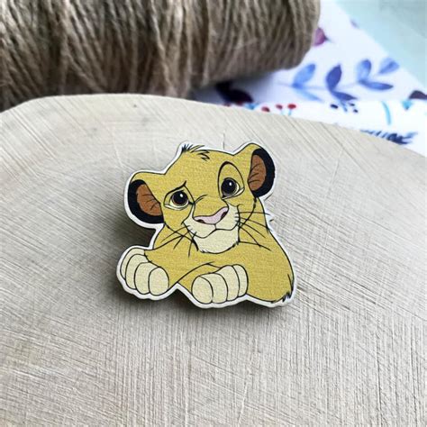 Значок з дерева король лев — ціна 49 грн у каталозі Сувеніри Купити товари для дому та побуту