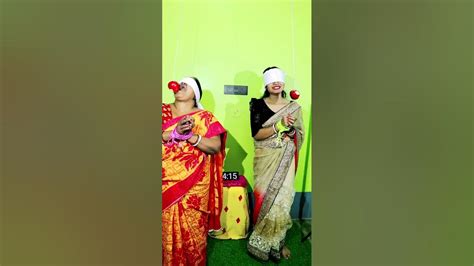 শাশুড়ি মা Vs বৌমা ঝুলন্ত আপেল চোখ বেঁধে কে খেতে পারলো 🤣😂 Funny
