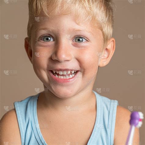 小男孩微笑着刷牙