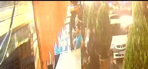 کتک کاری دختر بی‌حجاب با خانم چادری رشتی عکس