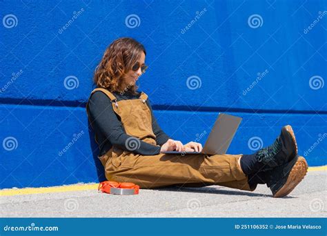 улица женщин в солнечных очках Стоковое Фото изображение насчитывающей цветы отдых 251106352