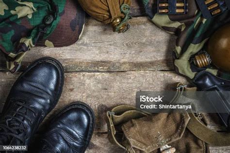 육군 군복 무기 권총 권총 플라스 크 나무 배경에 부츠 복사 Spacemilitary 배경 평면 위치 평면도 가죽에 대한 스톡 사진 및 기타 이미지 Istock
