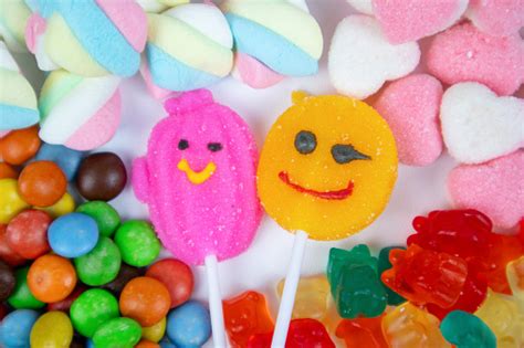미소 짓는 사탕에 초점을 맞춘 다양한 종류의 과자와 사탕 더미 개체 그룹에 대한 스톡 사진 및 기타 이미지 개체 그룹 거미베어 건강에 좋지 않은 음식 Istock