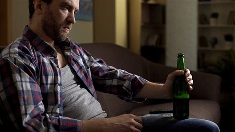 외로운 남자 소파에 앉아 맥주 알코올 중독 심리적 문제를 보고 남자에 대한 스톡 사진 및 기타 이미지 남자 알코올 중독