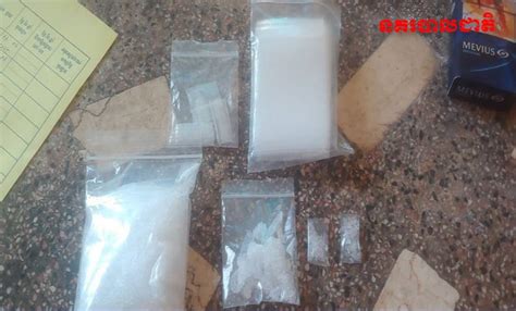 នគរបាលស្រុកស្រែអំបិល ឃាត់ខ្លួនយុវជនពីរនាក់ ក្រោយរកឃើញគ្រឿងញៀន មួយចំនួន នគរដ្រេហ្គន