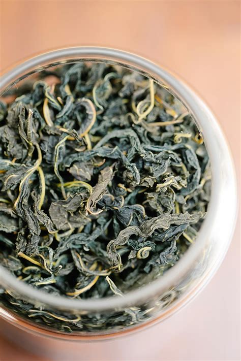 건강한 음료 노화 방지제 녹차 느슨한 잎 동백꽃 디톡스 마른 나뭇잎 마른 차 맛 미식가 발효 보울 상쾌한 식물 식물의 약초 영양 오가닉 요리