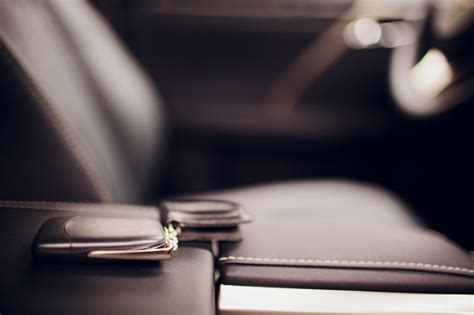 자동차 키를 전달 합니다 자동차 키 카메라 Copyspace 자동차 대리점 살롱 관리자 세일즈 맨 판매 구매 주는 소유자 직업 구매 차량 개념을 들고 자른 근접 촬영 자동차