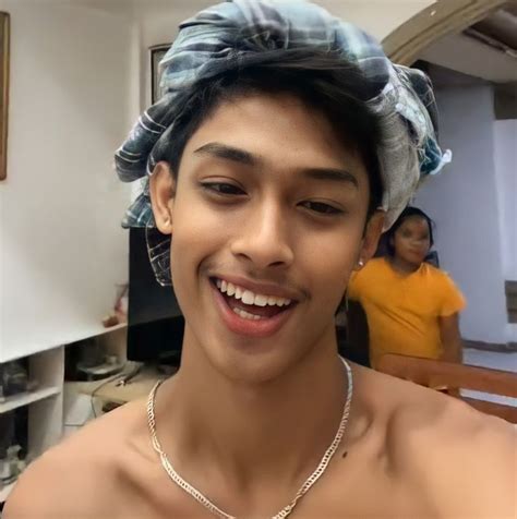 Pin By Joshua Belman On Qt Guys Pretty Face Teen Celebrities Curly Hair Men