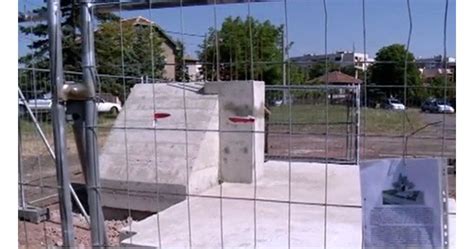 Русофили строят паметник на Лихачов в столичния квартал Обеля жителите протестират