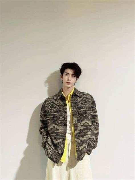 8 Ootd Layering Jaket Ala Zhang Ling He Karismatik Idn Times