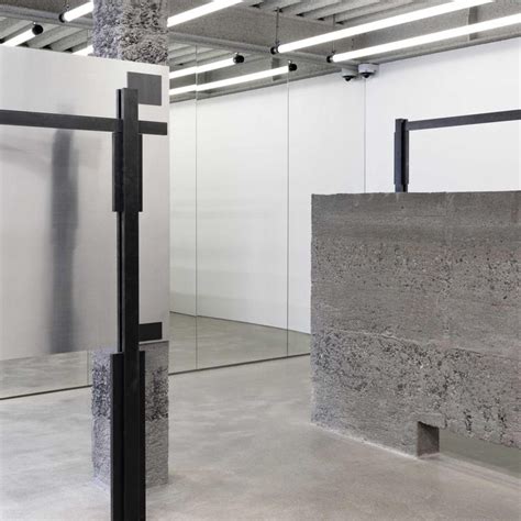 작업 노트 애석하게도 공간 디자이너에게는 공간을 선택할 권한이 별로 없다 이미 결정된 폐허같은 공간에 잡초들을 제거하고 그 스스로의 장소에 건축함에 대한 과업을 완수