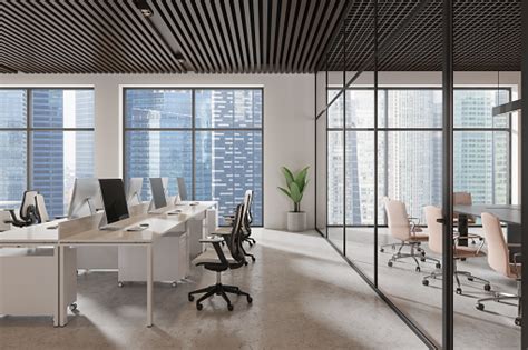 컴퓨터 책상과 고층 배경의 회의실이있는 현대적인 사무실 현대적인 디자인 대형 창문 도시 전망 작업 공간 개념 3d 렌더링 0명에 대한 스톡 사진 및 기타 이미지 Istock