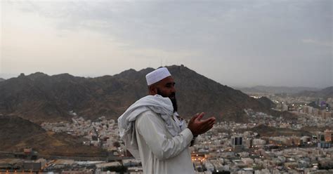 포토 기도하는 무슬림 성지순례자