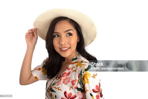반 백색 밀 짚 모자 그리고 스튜디오에서 왼쪽에 한 손을 넣어 예쁜 여자의 사진 촬영 감정에 대한 스톡 사진 및 기타 이미지