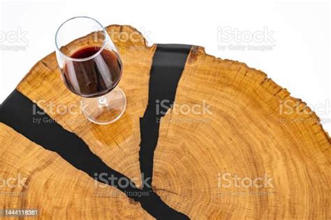 커피 테이블 거실 테이블 수지 수제 나무 테이블 흰색 배경에 테이블에 위스키 한 잔과 와인 한 잔 갈색에 대한 스톡 사진 및