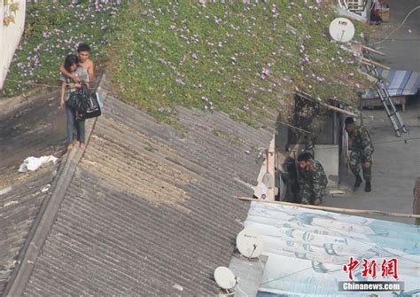 三亚一男子因感情纠纷裸身持刀挟持女友 已被警方制服台湾万象中国台湾网