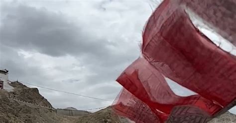 거룩한 경치 경치 좋은 전망 경치가 좋은 고요한 구름 기도 깃발 깃발 라다크 깃발 레 라다크 명상적인 모험 문화 문화 유산 문화적 중요성 바람