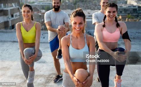 피트니스 스포츠 트레이닝 및 라이프스타일 컨셉 야외에서 운동하는 적당한 사람들의 그룹 강사에 대한 스톡 사진 및 기타 이미지 강사 건강한 생활방식 근육질 체격