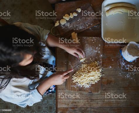 위 요리사 여성과 이탈리아 나폴리의 가정 식탁 또는 레스토랑에서 요리하기 위해 파스타를 만들고 있습니다 전문 요리사 전통 음식
