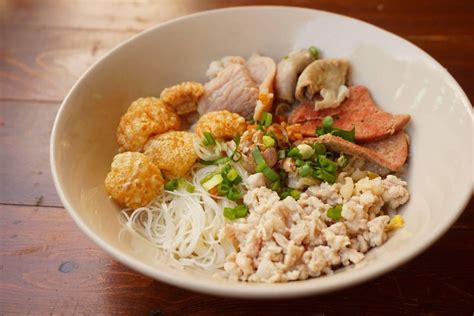 ก๋วยเตี๋ยวต้มยำกากหมู สูตรโบราณ ท่าน้ำนนท์[tomyumnoodlenont] Ryoii