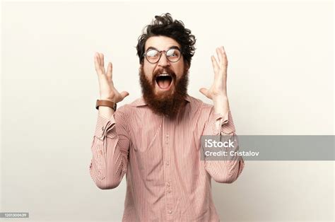 흥분 흥분 매력적인 수염 남자 안경 비명 과 몸짓 으로 제기 손바닥 남자에 대한 스톡 사진 및 기타 이미지 남자 남자들만 놀라움 Istock