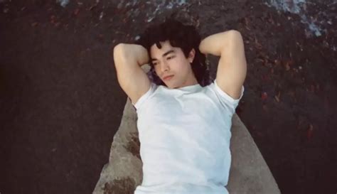 Conan Gray Expande Su Universo Con Wishbone Deluxe La Coope 102 7