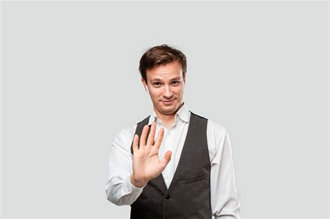 흰색 셔츠와 회색 조끼를 입은 잘생긴 남자는 회색 배경 위에 고립 된 중지 제스처를 표현합니다 먹이로 결심에 대한 스톡 사진 및 기타 이미지 Istock