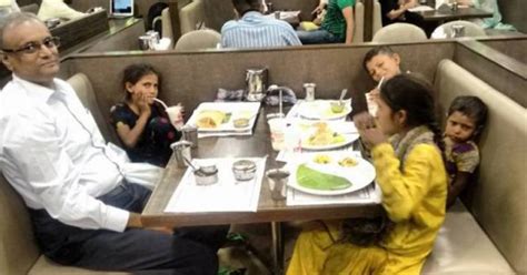 Непознат мъж нахрани бездомни деца а когато му донесоха сметката онемя За Жената