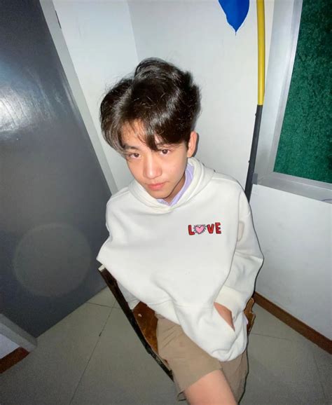 ကလေးတွေကိုဒီလိုအပြင်မှာ မတော်တဆ တွေ့မိတဲ့သူတွေကံကောင်းလိုက်တာ😭 နှစ်ယောက်သား Hang Out ထွက်ကြတာထင