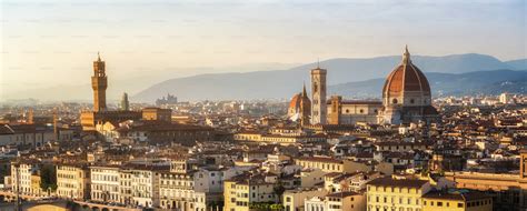피렌체 대성당 Cattedrale Di Santa Maria Del Fiore은 이탈리아 피렌체의 역사적인 중심지에 있으며 도시의 탁 트인 전망을 제공합니다 피렌체