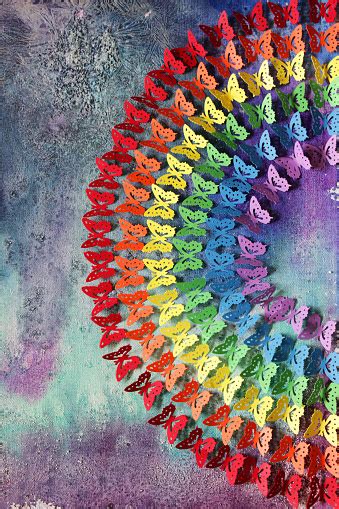 게이 테마 수제 공예 예술 작품의 이미지 카드와 종이 나비 잘라 무지개 나비 펀치를 사용하여 엠보싱 및 뻗은 캔버스에 그려진 추상적인 수채화 그림에 붙어 원래 공예