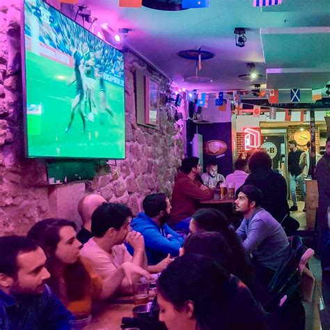 Vecinos De La Periferia Parisina Se Alzan Contra El Saqueo De Los