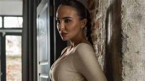 Голата Николета отговори за бременността си