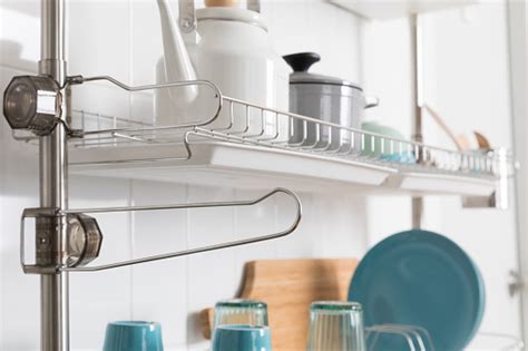 금속에 건조 깨끗 한 요리 접시 랙 밝은 배경에 주방 용품 및 식기 나무 선반에 주방 인테리어 배경입니다 텍스트 공간입니다 0명에 대한 스톡 사진 및 기타 이미지 Istock