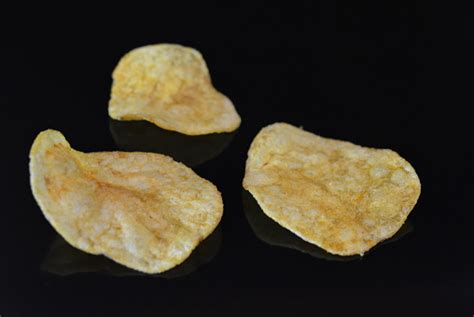 검은 색 광택 배경에 있는 향기로운 짠 신선한 감자는 반사 치즈 맛을 핍 있습니다 감자 요리에 대한 스톡 사진 및 기타 이미지 감자 요리 컴퓨터 칩 컷아웃 Istock