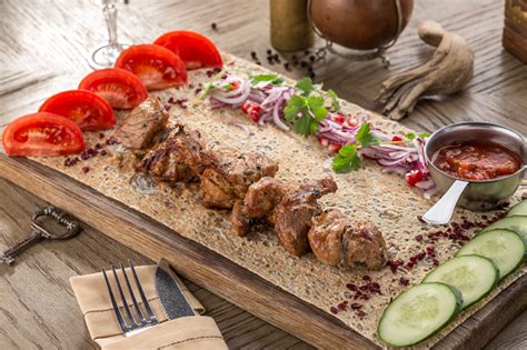 나무 테이블에 신선한 오이와 토마토와 라바시 빵에 닭 쉬쉬 케밥 건강한 식생활에 대한 스톡 사진 및 기타 이미지 건강한 식생활 고기 구이 Istock